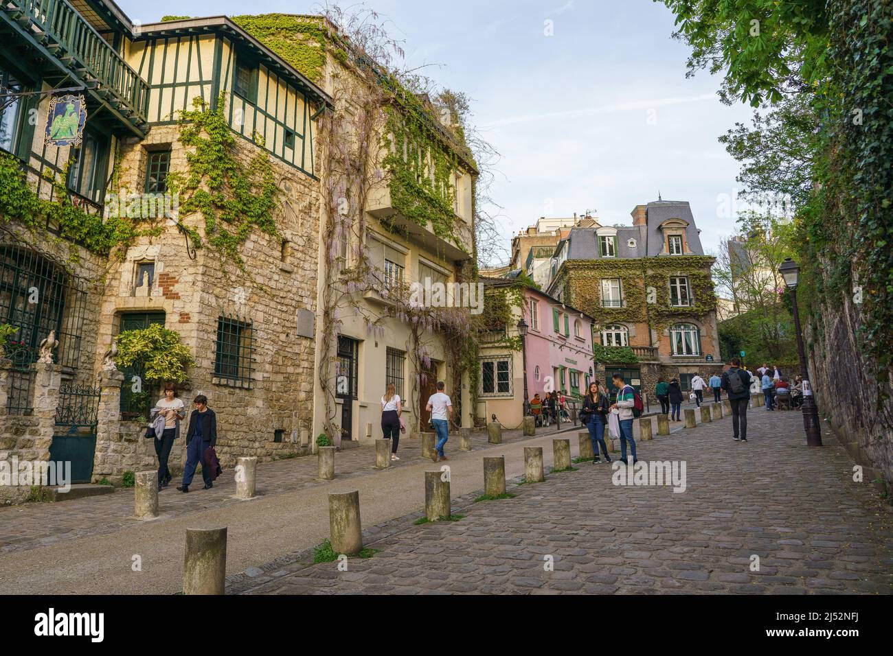 Parigi, Francia. 14th Apr 2022. Turisti in Rue de l'Abreuvoir nel ...