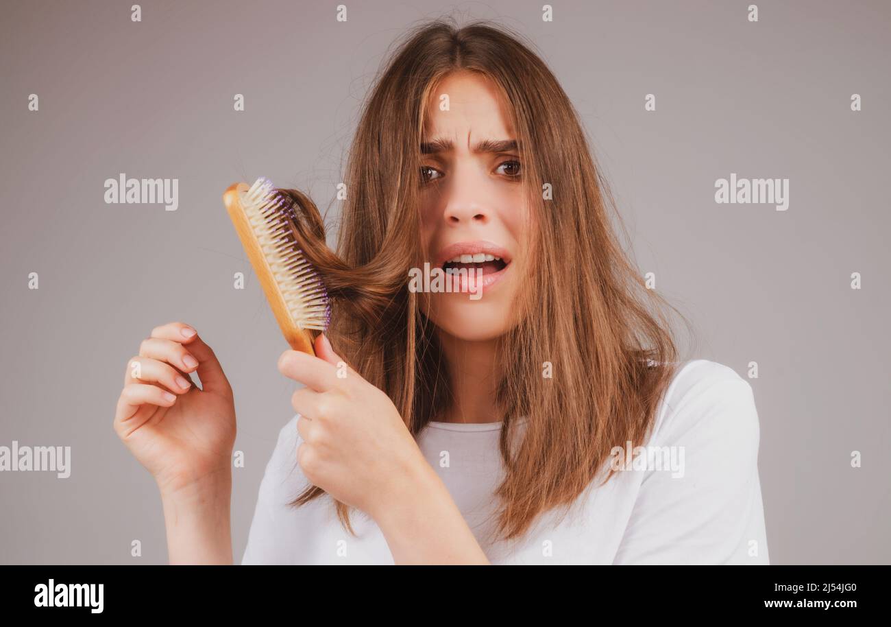 Perdita di capelli donna con un pettine e capelli problematici ...