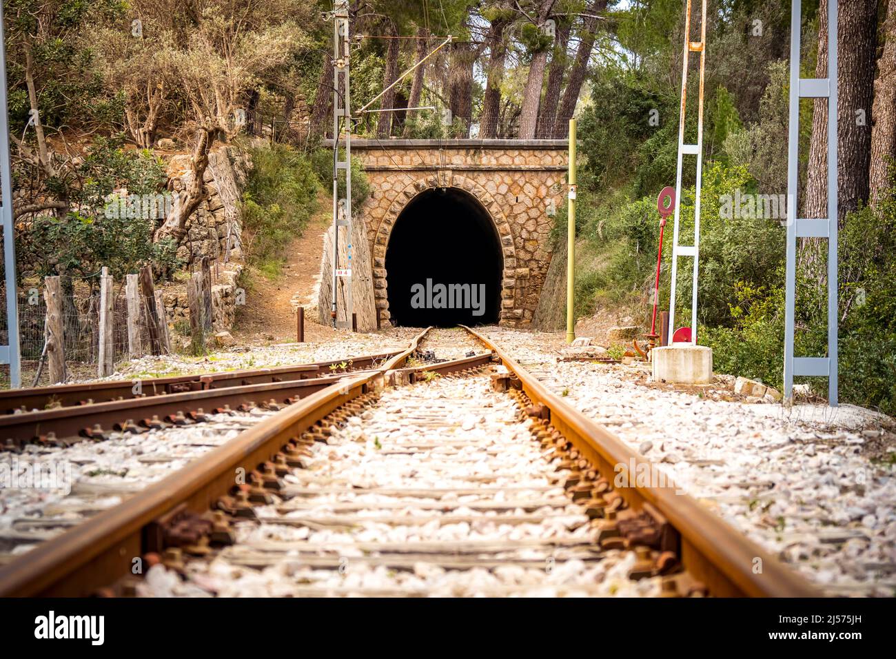 La storica ferrovia a scartamento stretto situata sul crinale di ...