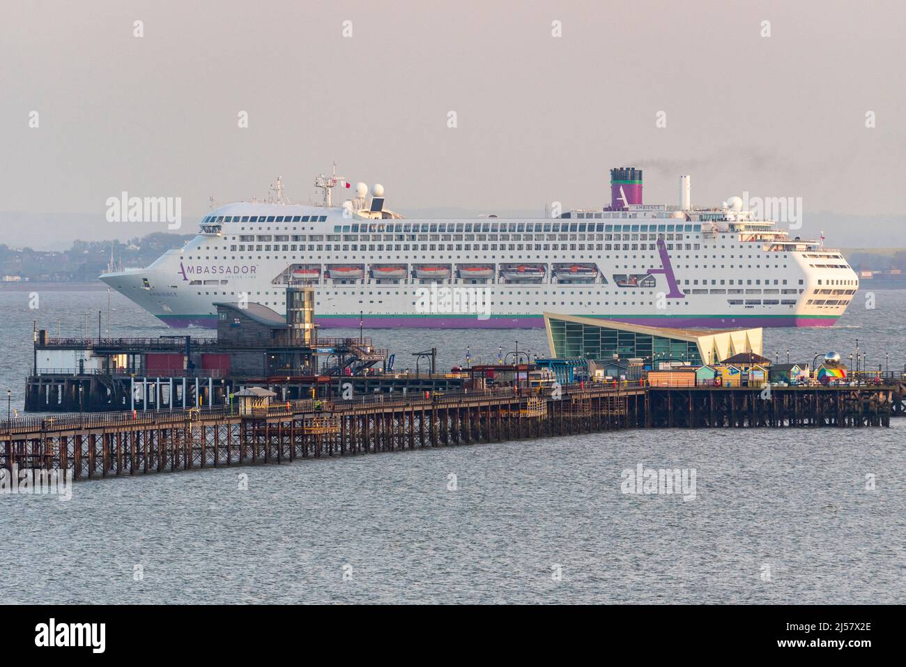 L'atmosfera della nave da crociera dell'Ambassador Cruise Line, il ...