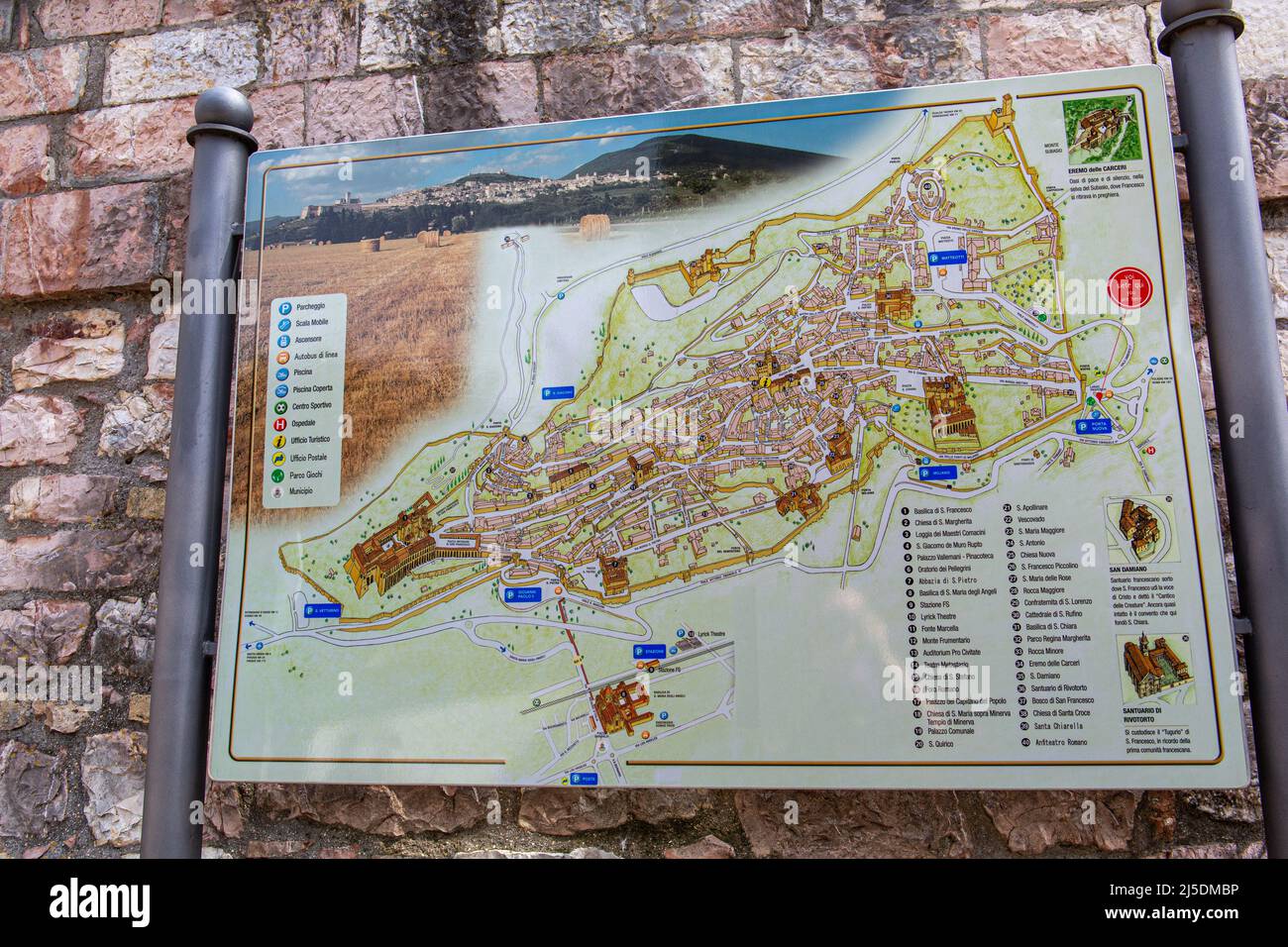 Mappa della città di Assisi posta all'ingresso della città. Mappa con ...