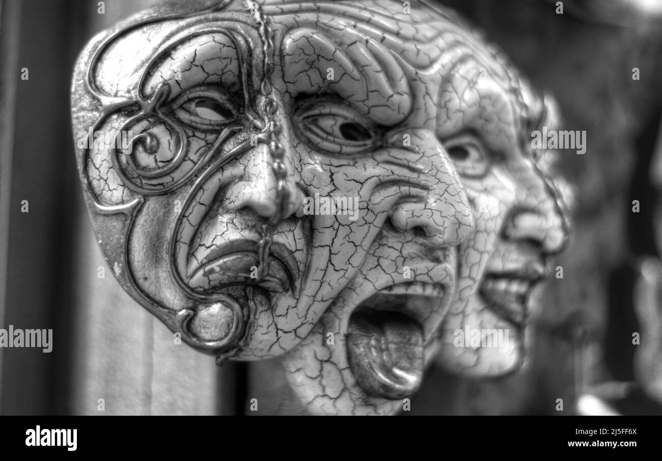 Mostro a tre teste immagini e fotografie stock ad alta risoluzione - Alamy