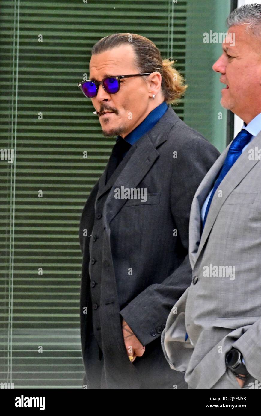 Johnny Depp cammina con un membro del suo team mentre ritorna da una ...