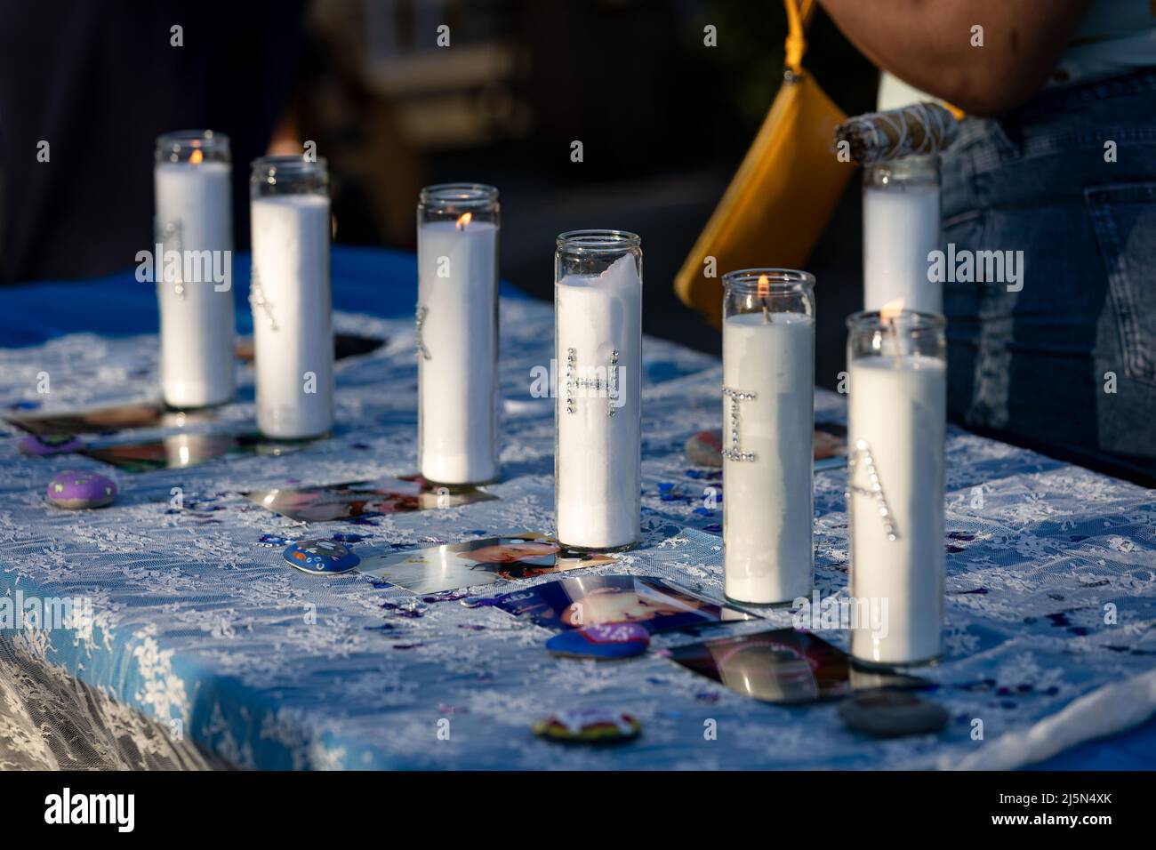 Le candele sono accese accanto alle foto di Ma'Khia Bryant durante una ...