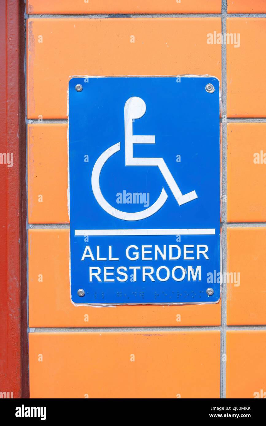 Cartello blu con tutti i generi di toilette e simbolo PWD a San ...