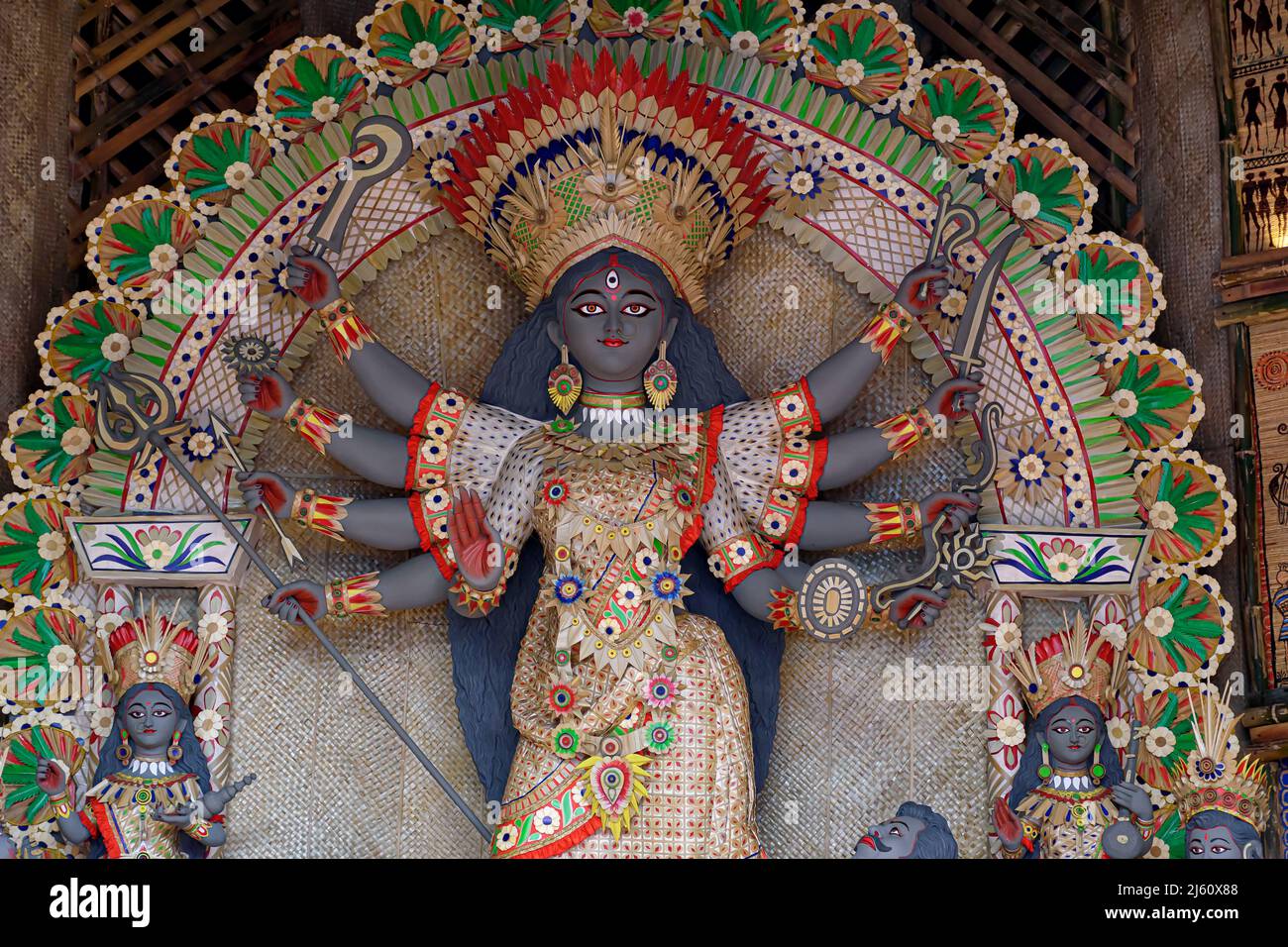 La dea Durga idol decorata al pandal puja a Kolkata, Bengala ...