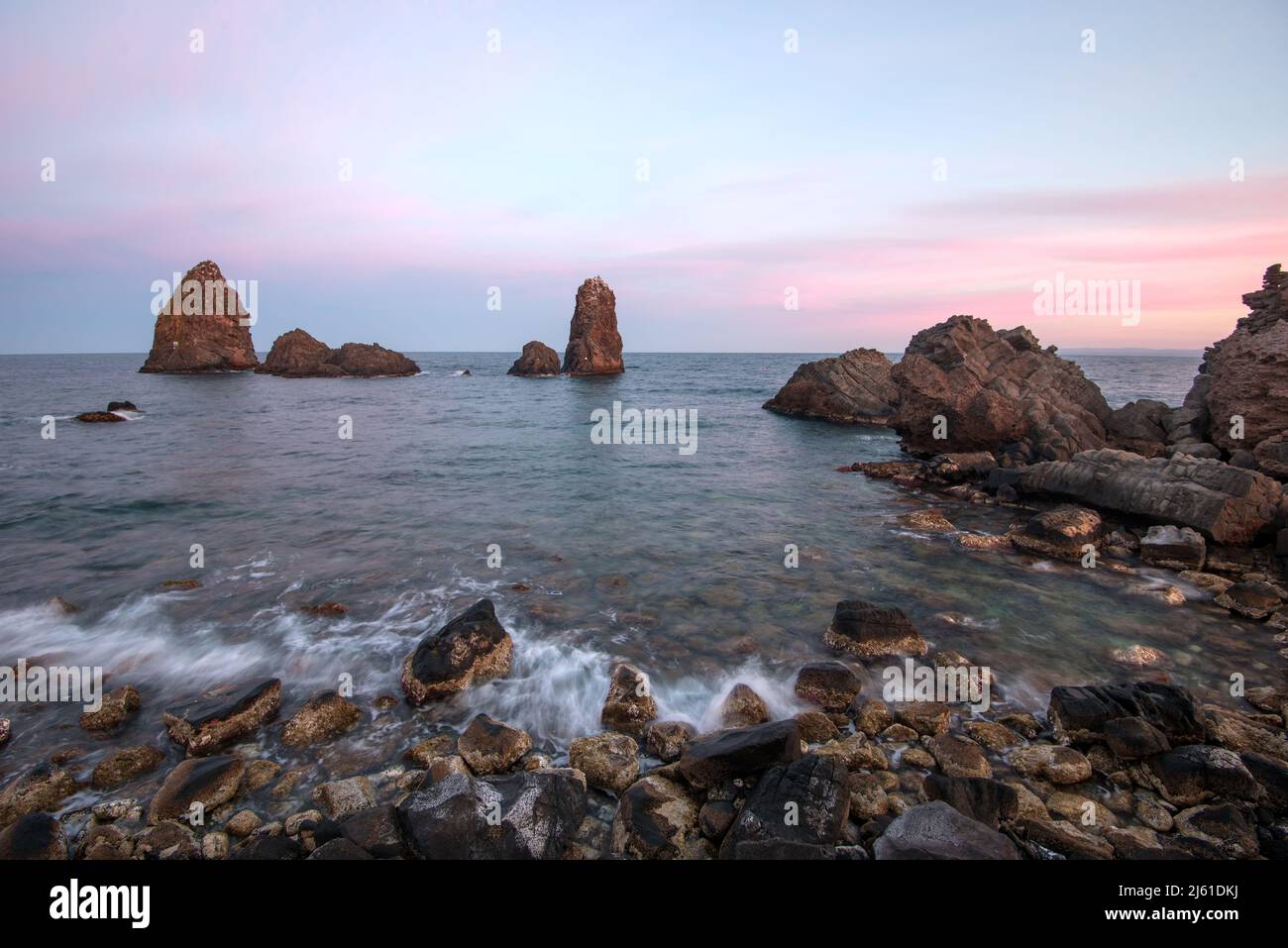 Faraglioni acitrezza immagini e fotografie stock ad alta risoluzione ...