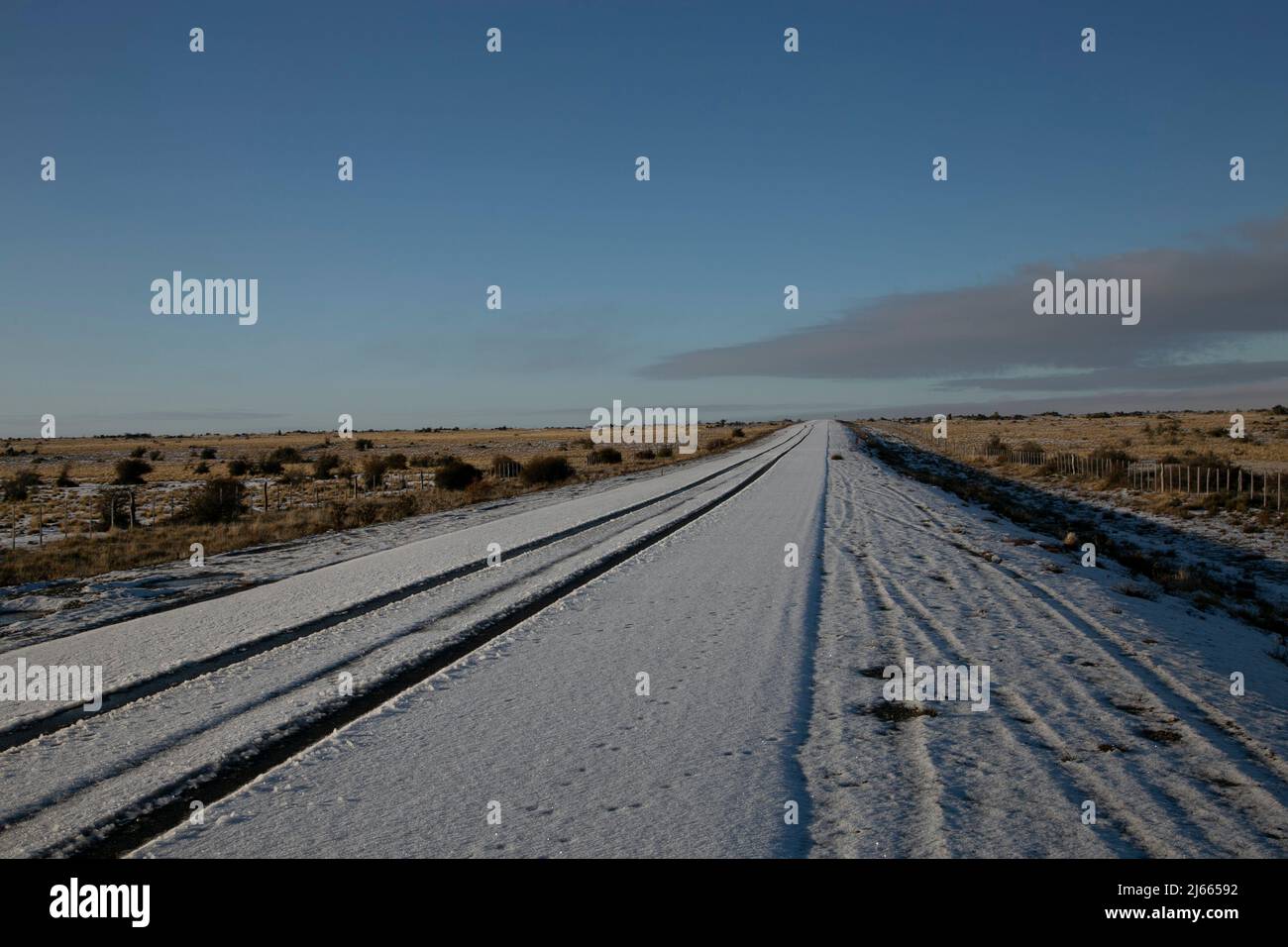 Impronte sulla strada immagini e fotografie stock ad alta risoluzione ...