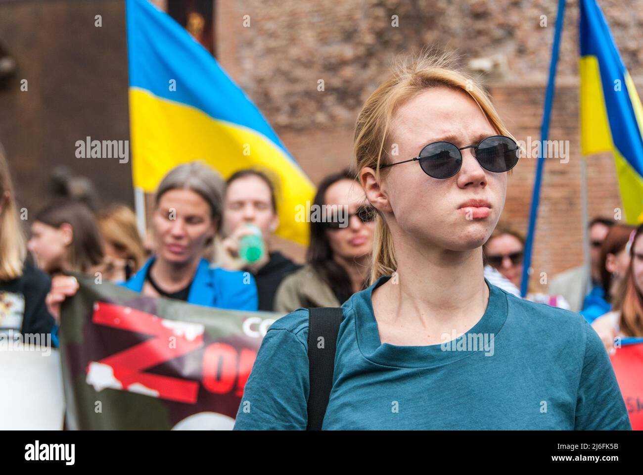 Roma 1 maggio 22: Le mogli del battaglione Azov alla manifestazione in ... Roma 1 maggio 22: Le mogli del battaglione Azov alla manifestazione in ...