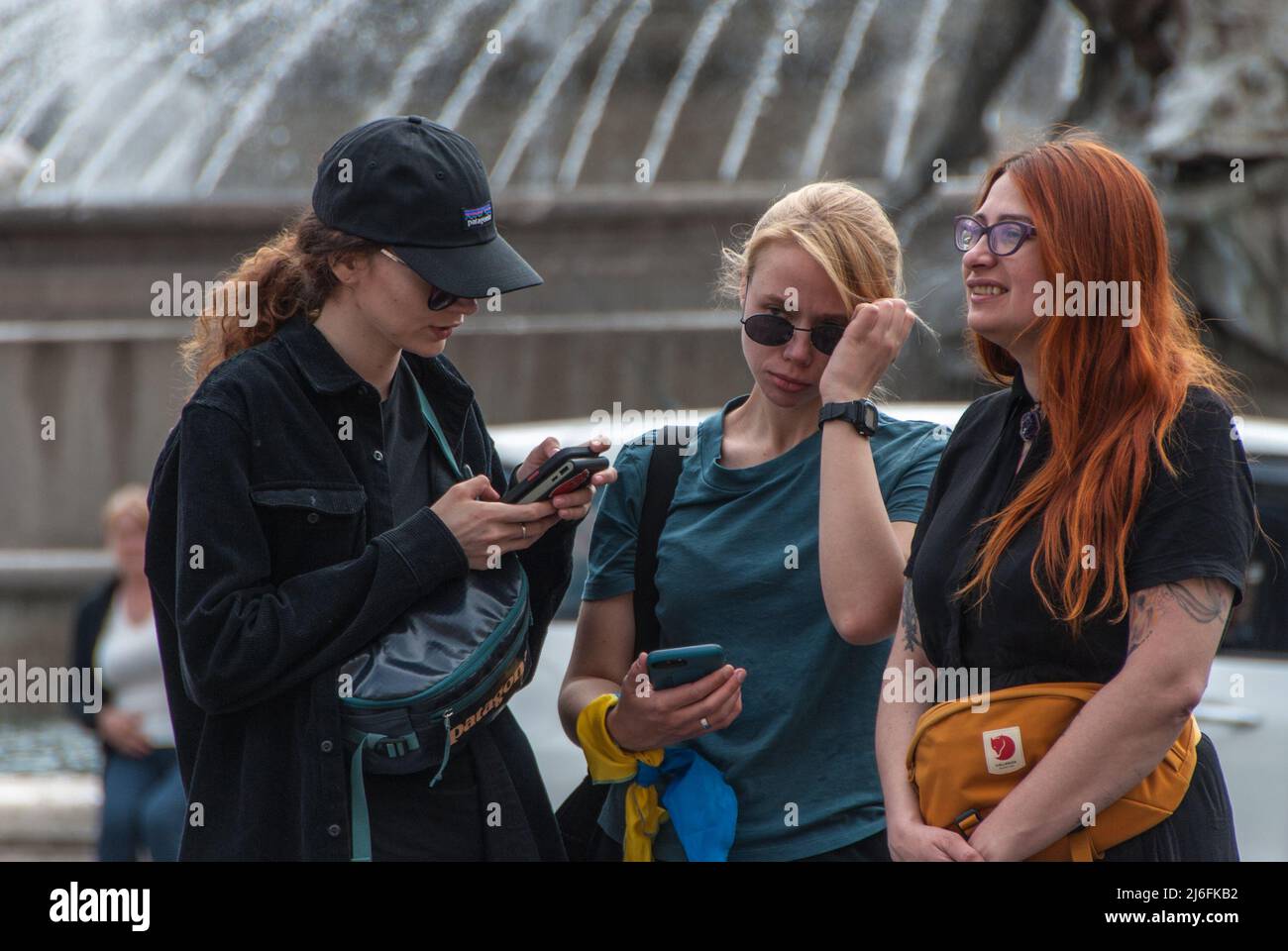 Roma 1 maggio 22: Le mogli del battaglione Azov alla manifestazione in ... Roma 1 maggio 22: Le mogli del battaglione Azov alla manifestazione in ...