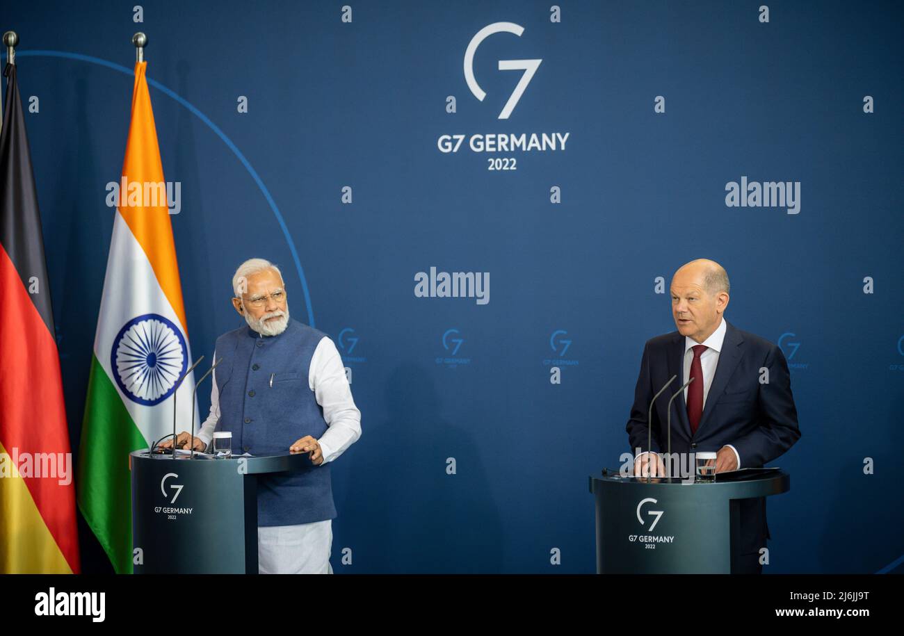 02 maggio 2022, Berlino: Il cancelliere tedesco OLAF Scholz (SPD, r) si ...