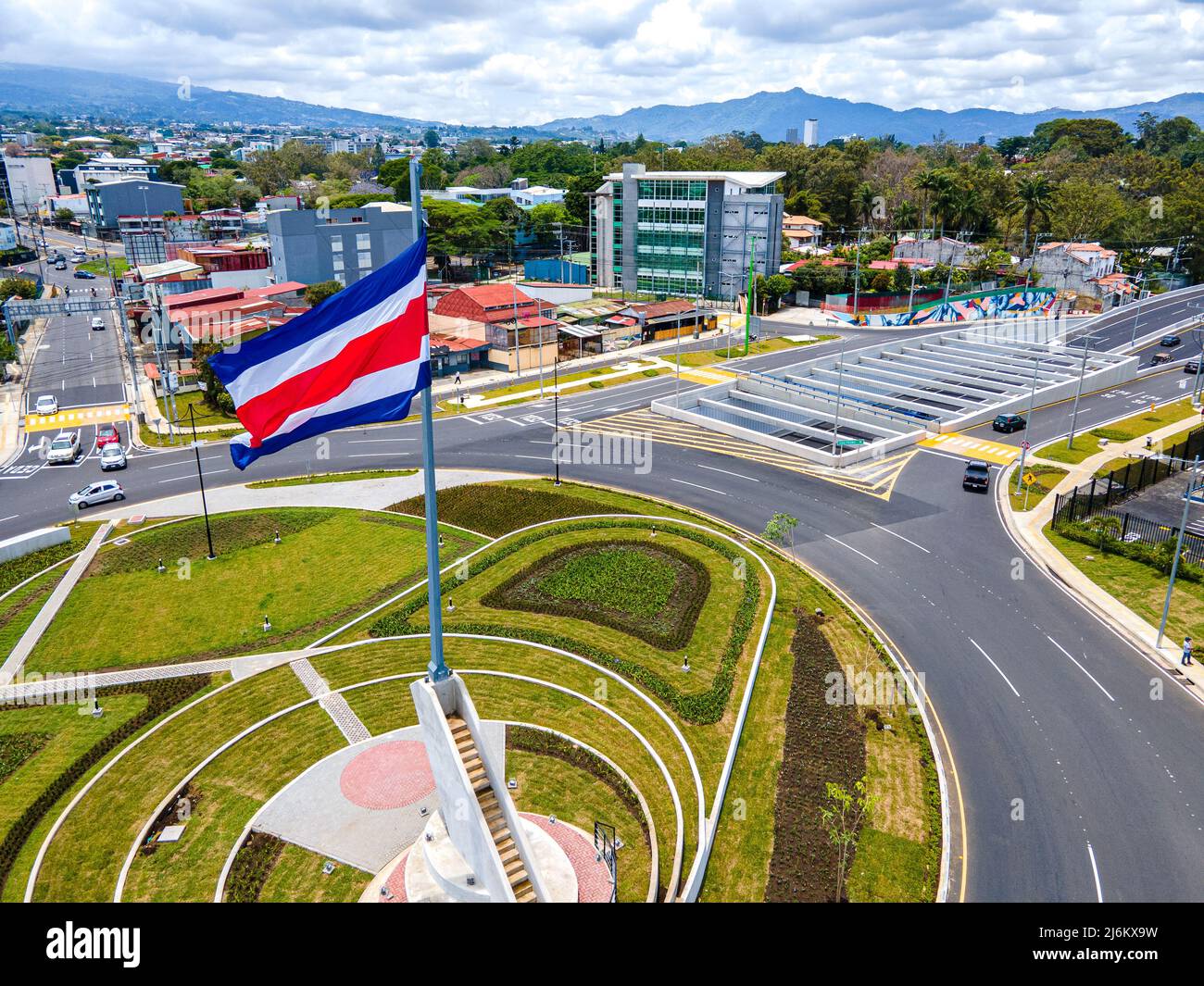 Bella ripresa aerea cinematografica della nuova rotonda della bandiera ...