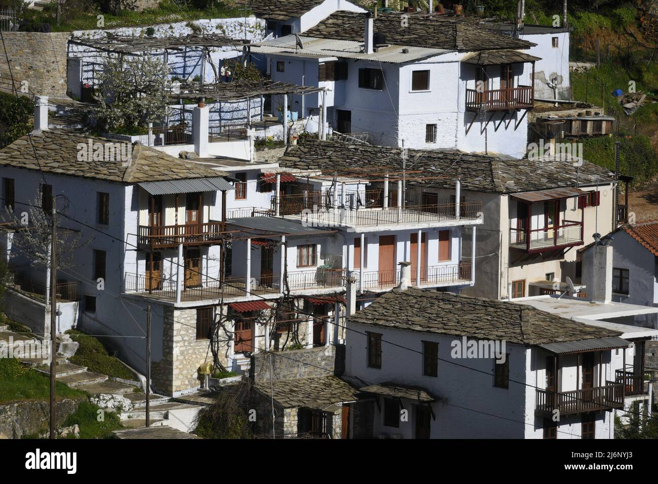 Paesaggio con vista panoramica delle tradizionali case rurali con tetti ...