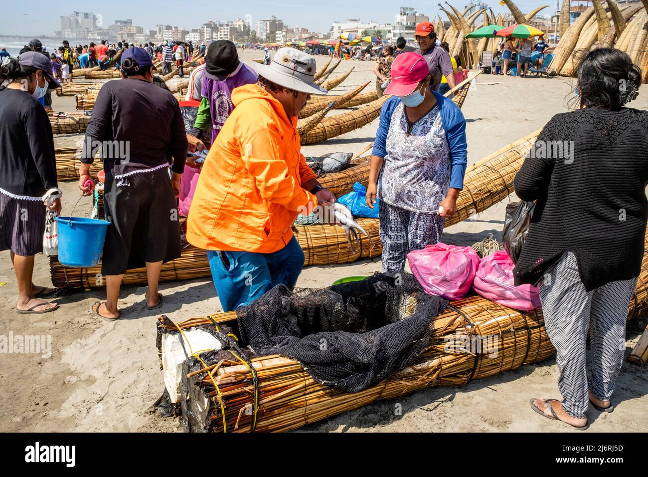 Gente del posto che vende pesce fresco dai loro Caballitos De Totora ...