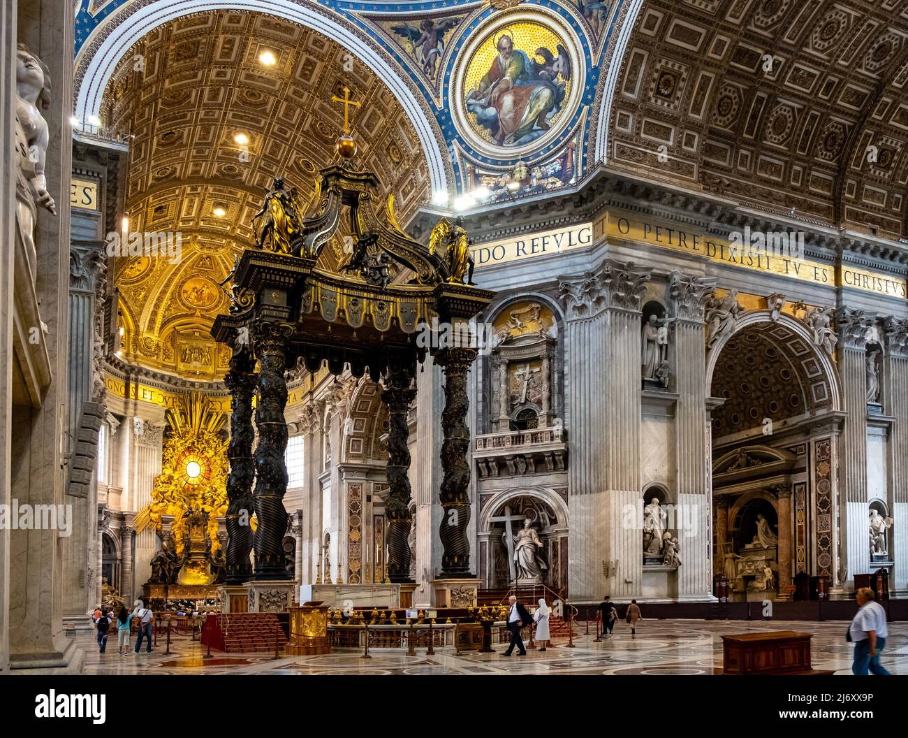 Roma, Italia - 27 maggio 2018: Presbiterio e abside con San Pietro ...