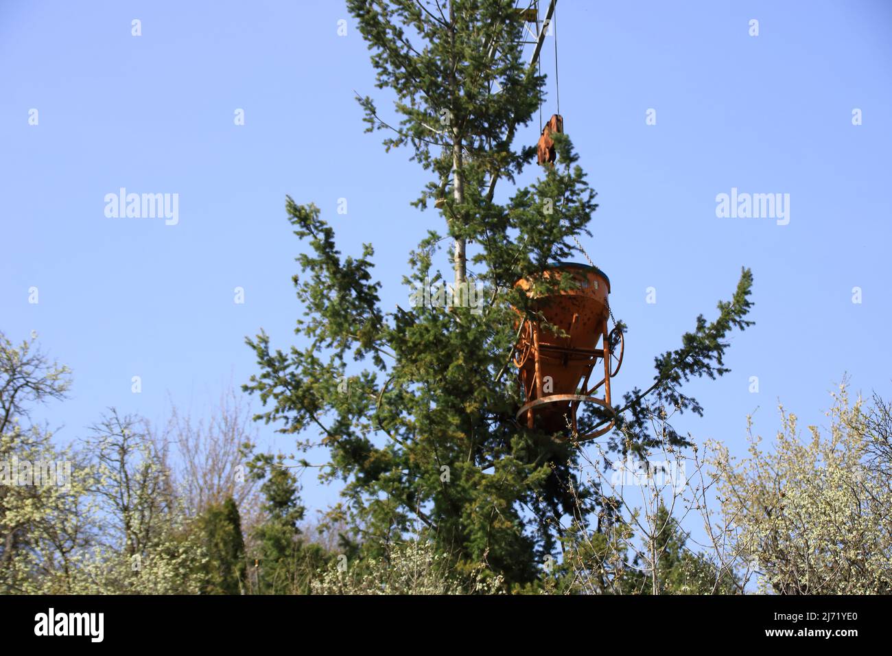 Il silo di calcestruzzo si è impigliato in un albero mentre una gru ...