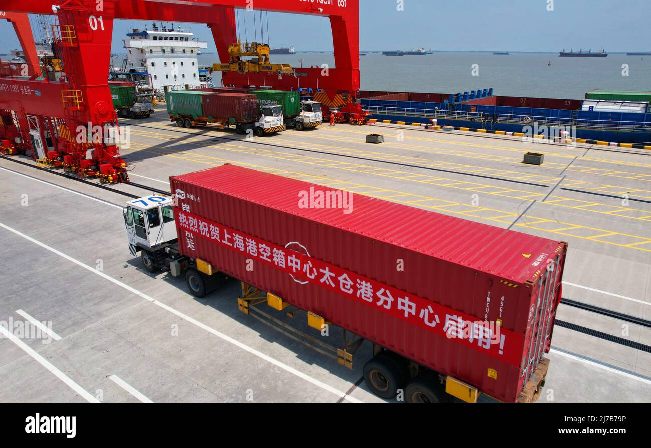SUZHOU, CINA - 7 MAGGIO 2022 - Un container con lo slogan 'Shanghai ...