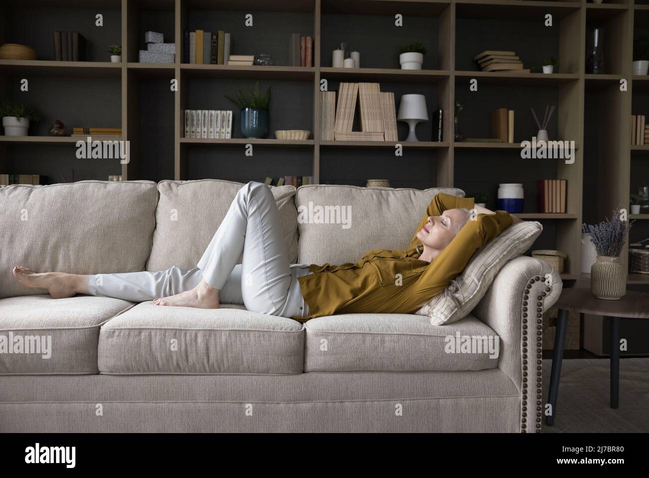 Donna matura sdraiata sul divano immagini e fotografie stock ad alta risoluzione - Alamy