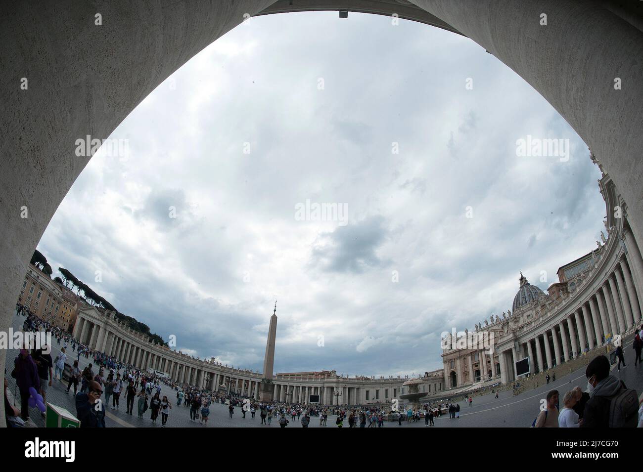 Italia, Roma, Vaticano, 2022/05/08 .Papa Francesco adora la folla dalla ...