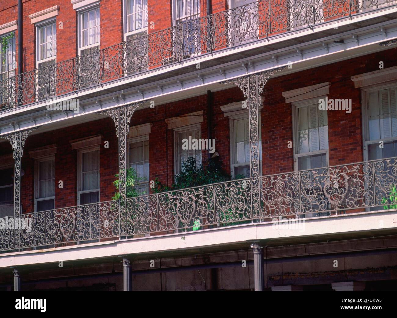 EDIFICIO DEL BARRIO FRANCES-ARMAZON DE MADERA CON BALCONES DE HIERRO ... EDIFICIO DEL BARRIO FRANCES-ARMAZON DE MADERA CON BALCONES DE HIERRO ...