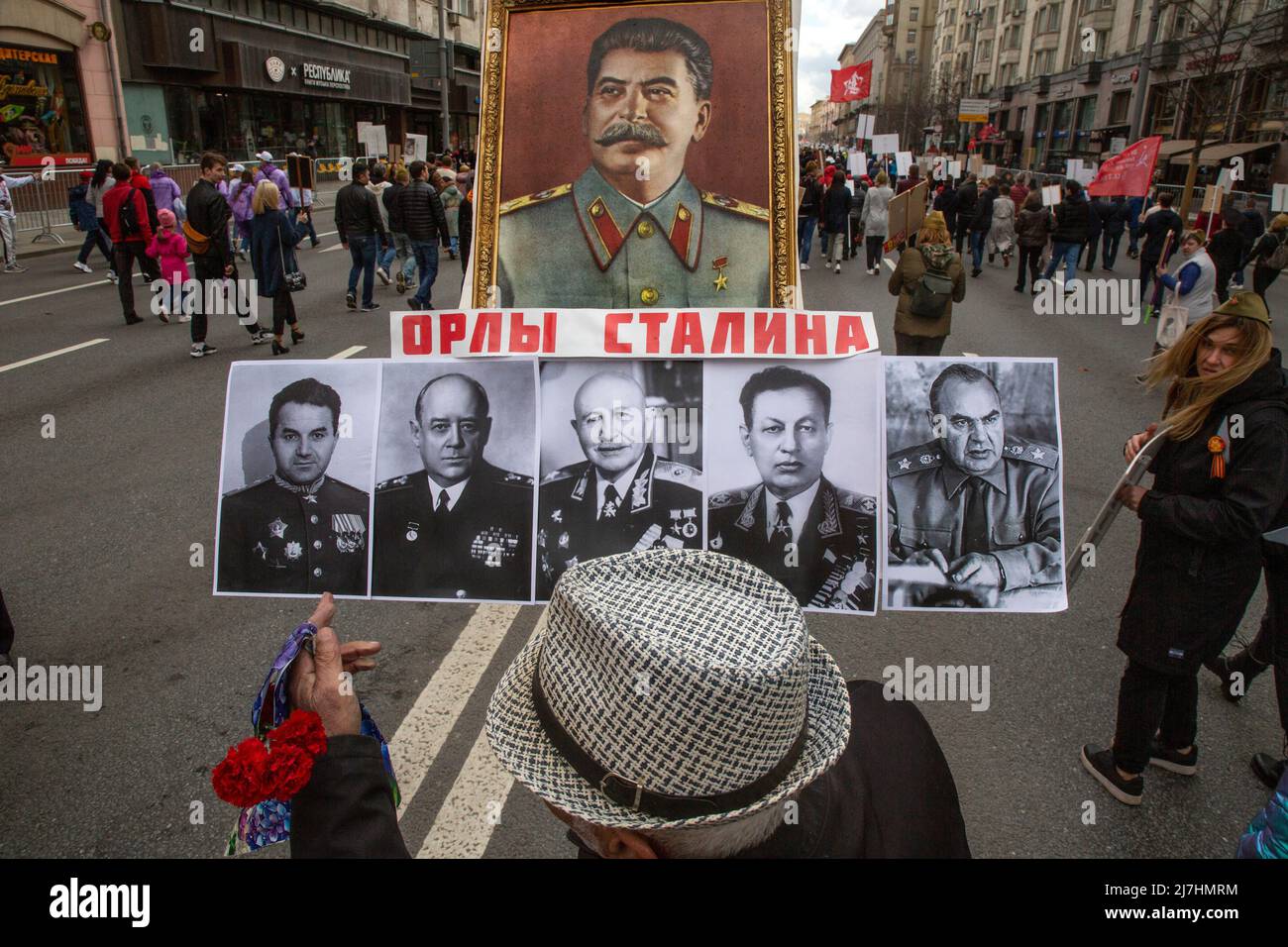 Mosca, Russia. 9th maggio 2022. Un uomo conserva ritratti di Joseph ...
