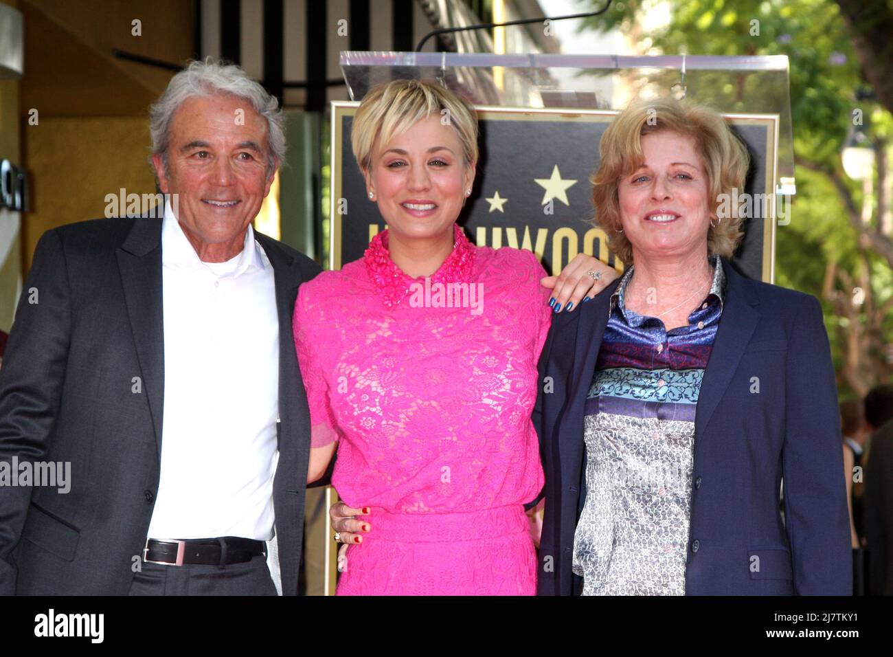 Kaley cuoco and gary cuoco immagini e fotografie stock ad alta ...