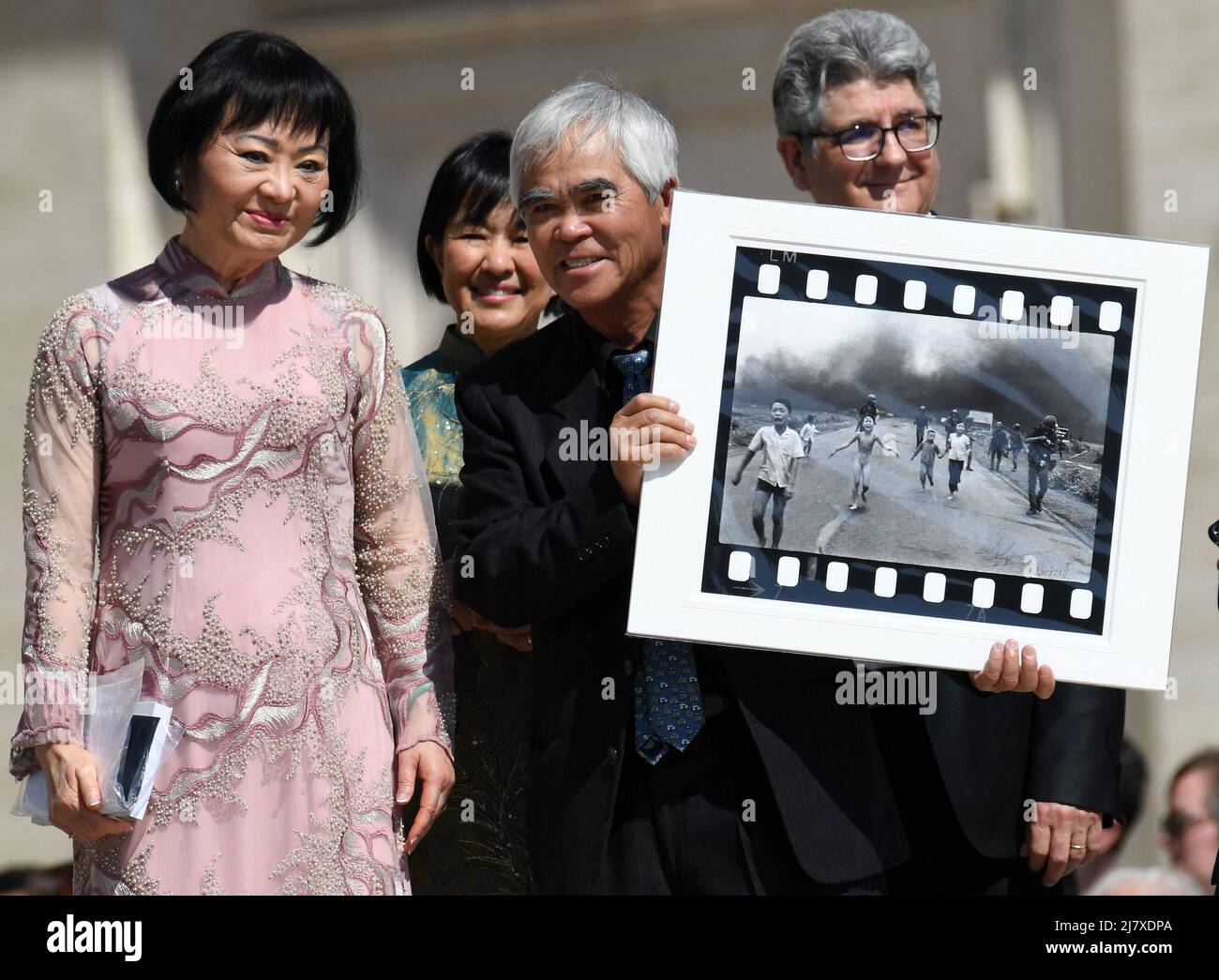 Il fotografo vincitore del Premio Pulitzer Nick Ut (R), affiancato da ...