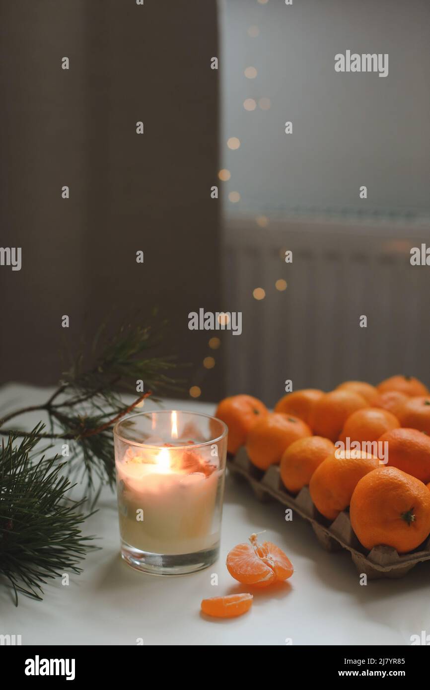 Sfondo natalizio con rami di abete e tangerini. Buon Natale e buon ...