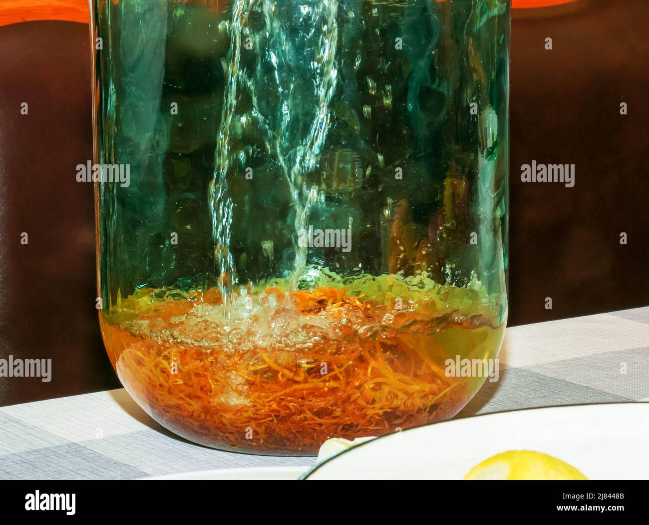 L'alcol viene versato immagini e fotografie stock ad alta risoluzione ...