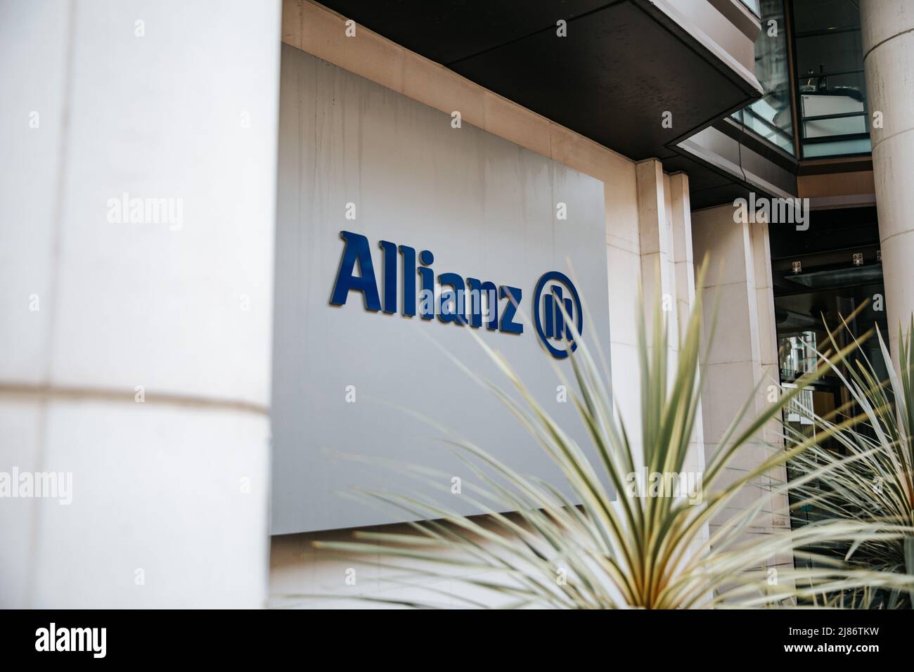 Allianz building immagini e fotografie stock ad alta risoluzione - Alamy