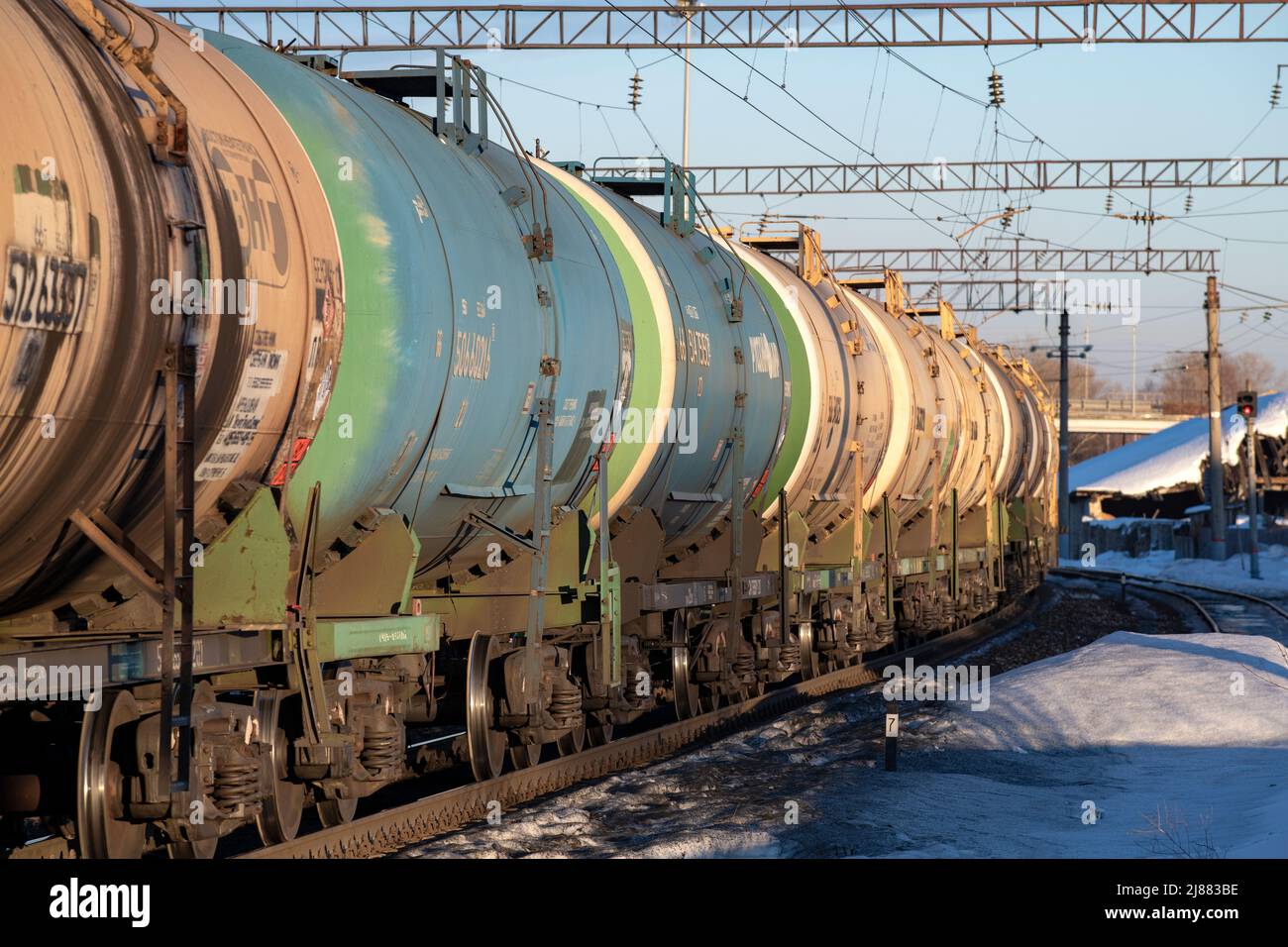 SHARYA, RUSSIA - 19 MARZO 2022: Passaggio del treno merci dai carri ...