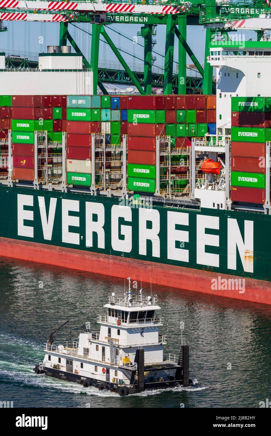 Evergreen container ship immagini e fotografie stock ad alta ...