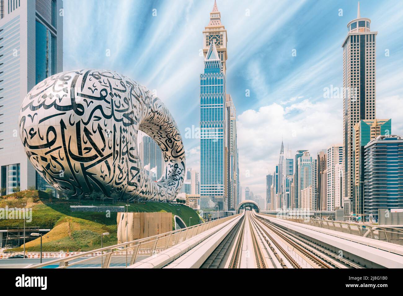 Metropolitana tra grattacieli di vetro a Dubai. Traffico in strada a ...