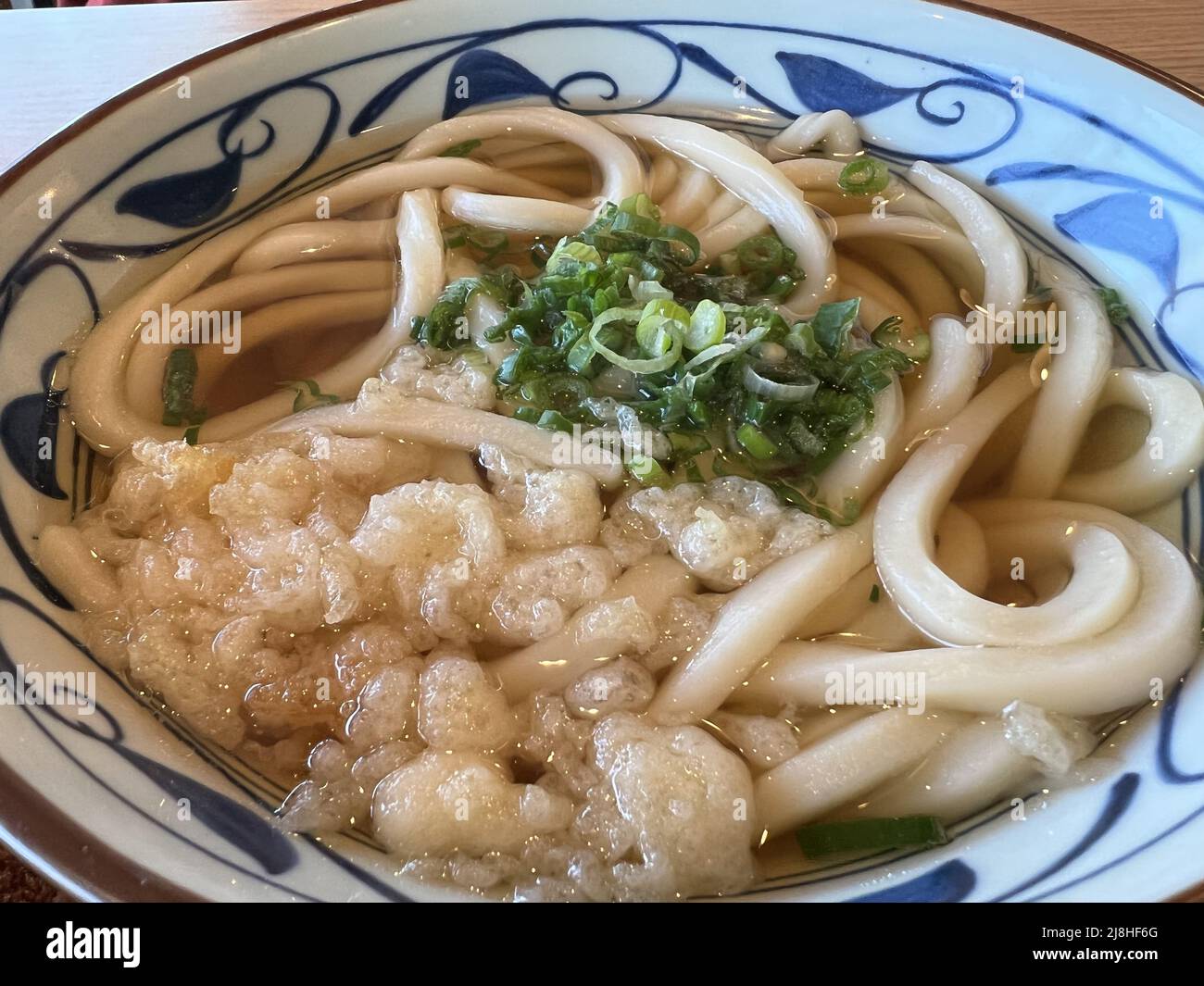 Primo piano di una ciotola di zuppa di udon durante la grande apertura ...