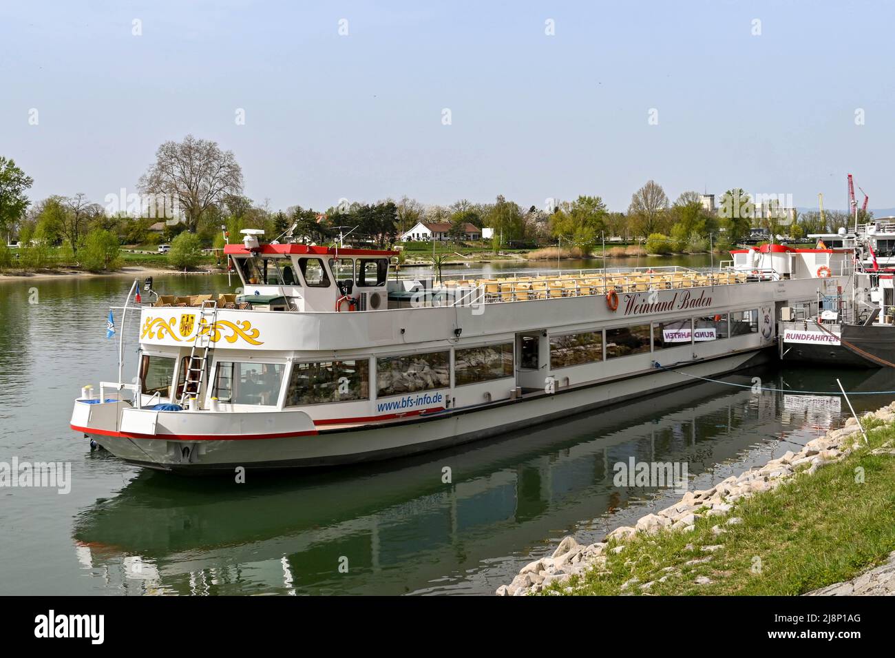Breisach, Germania - Aprile 2022: Vista laterale di una barca turistica ...
