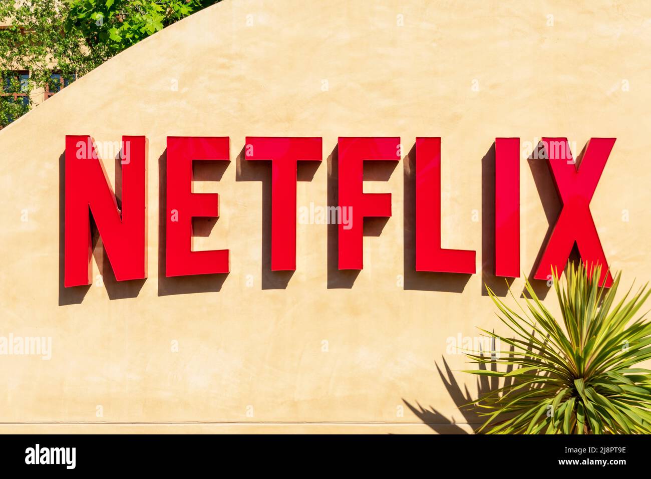 Logo Netflix, cartello all'ingresso principale della sede centrale di ...