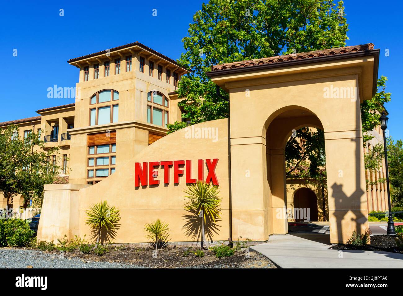 Il logo Netflix si trova all'ingresso principale della sede centrale di ...