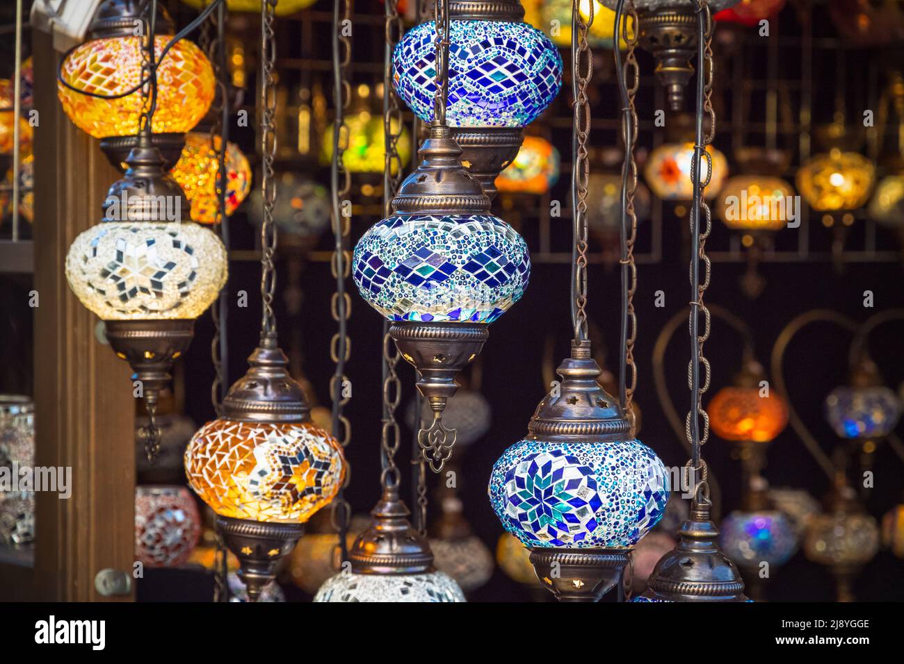 Lampade turche in mostra al mercatino di Natale Hyde Park Winter ...