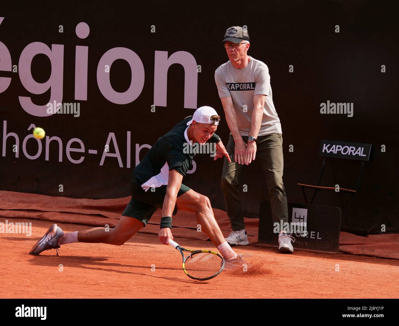 Holger Rune (DEN) in azione contro Adrian Mannarino (fra) durante il ...