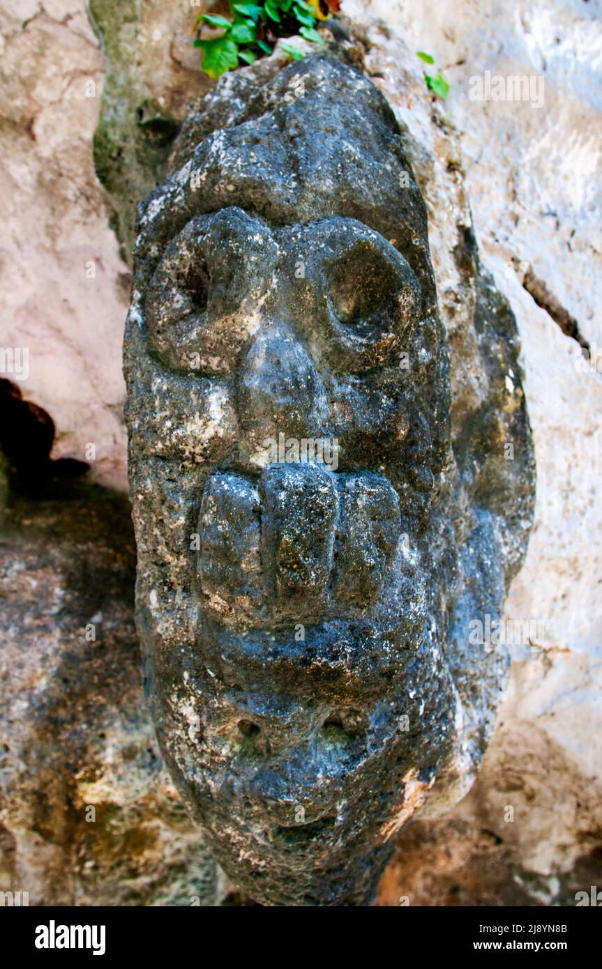 Faccia pietra intagliata in calcare in Cueva de la Arena o Grotta della ...