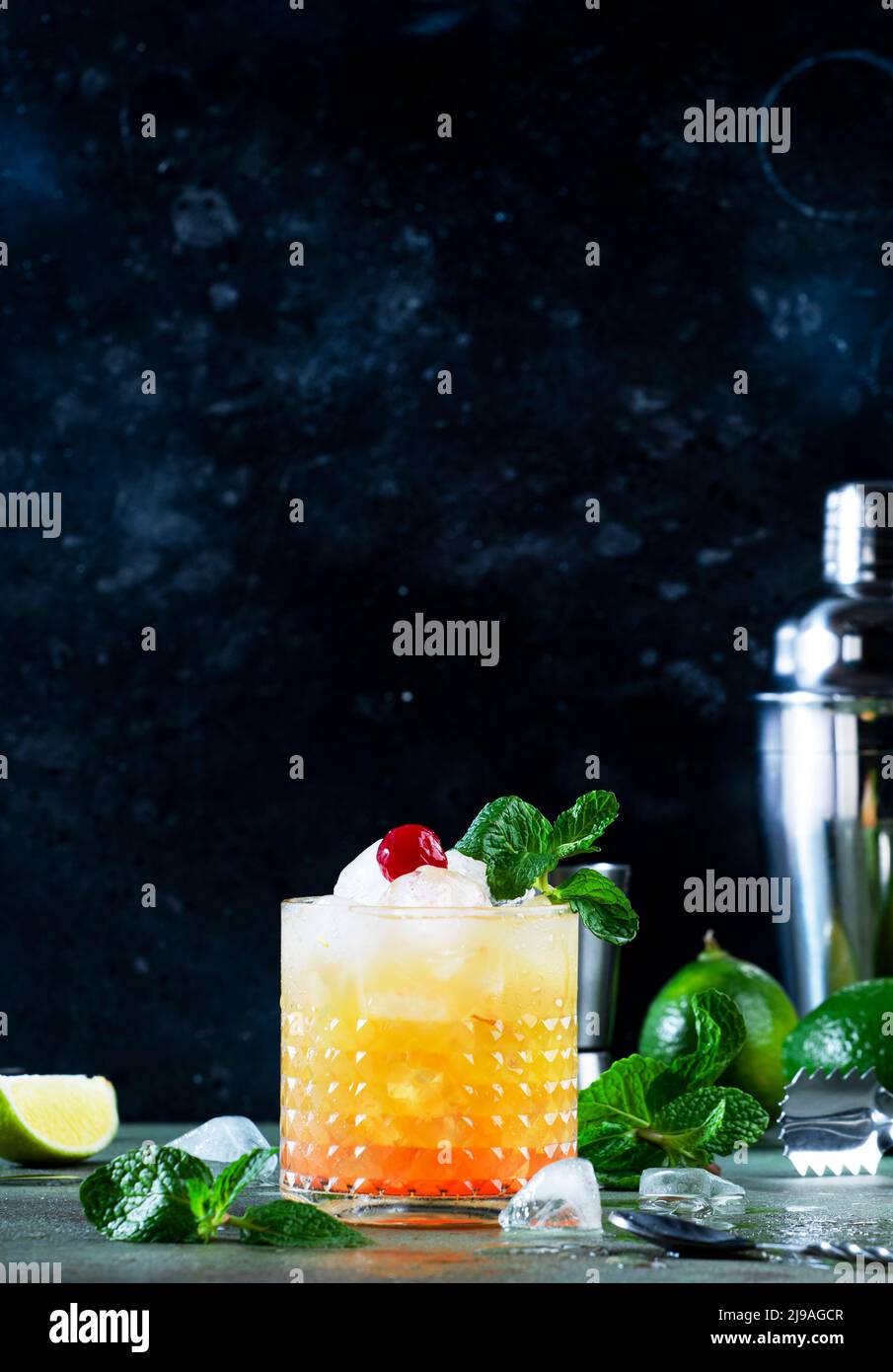 Mai Tai cocktail alcolico popolare con rum, liquore, sciroppo, succo di lime, menta e ghiaccio ...