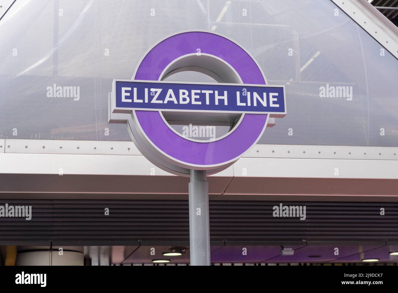 Cartello del roundel treno eretto in cima al palo per Elizabeth line ...