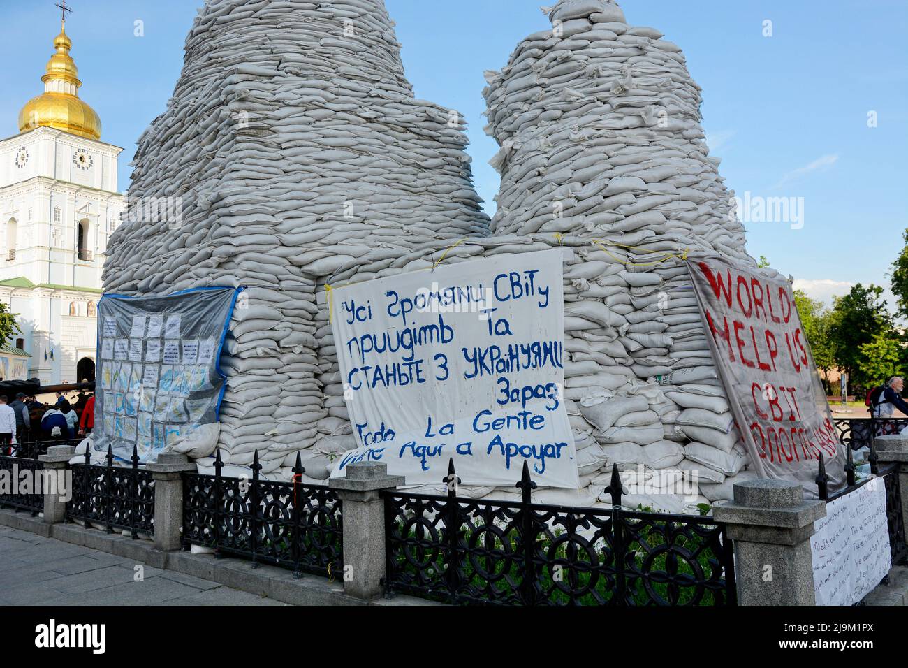 Kiev, Ucraina. 23rd maggio 2022. Sacchi di sabbia accatastati intorno ...