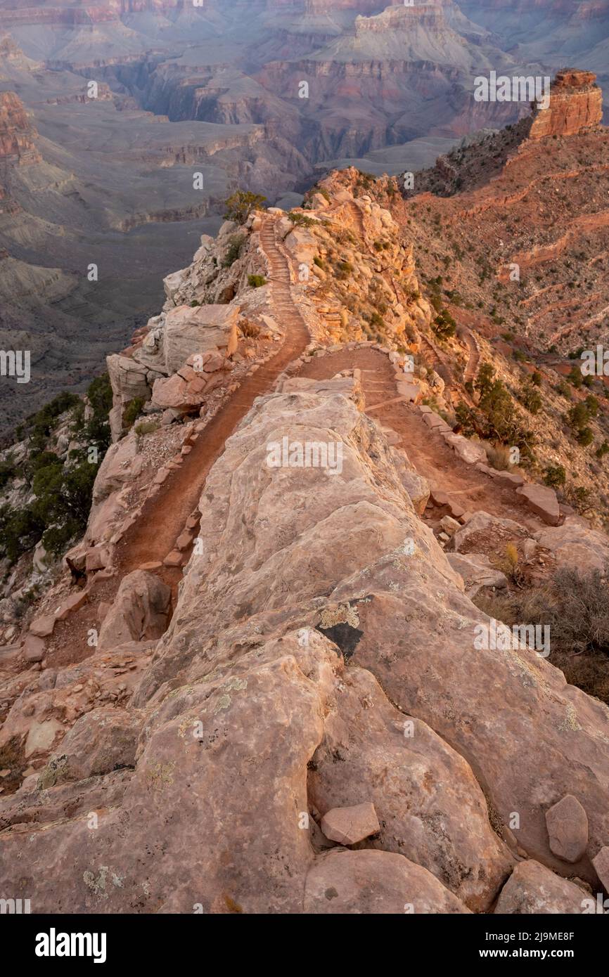 Il South Kaibab Trail si snoda lungo il Grand Canyon in una mattinata ...