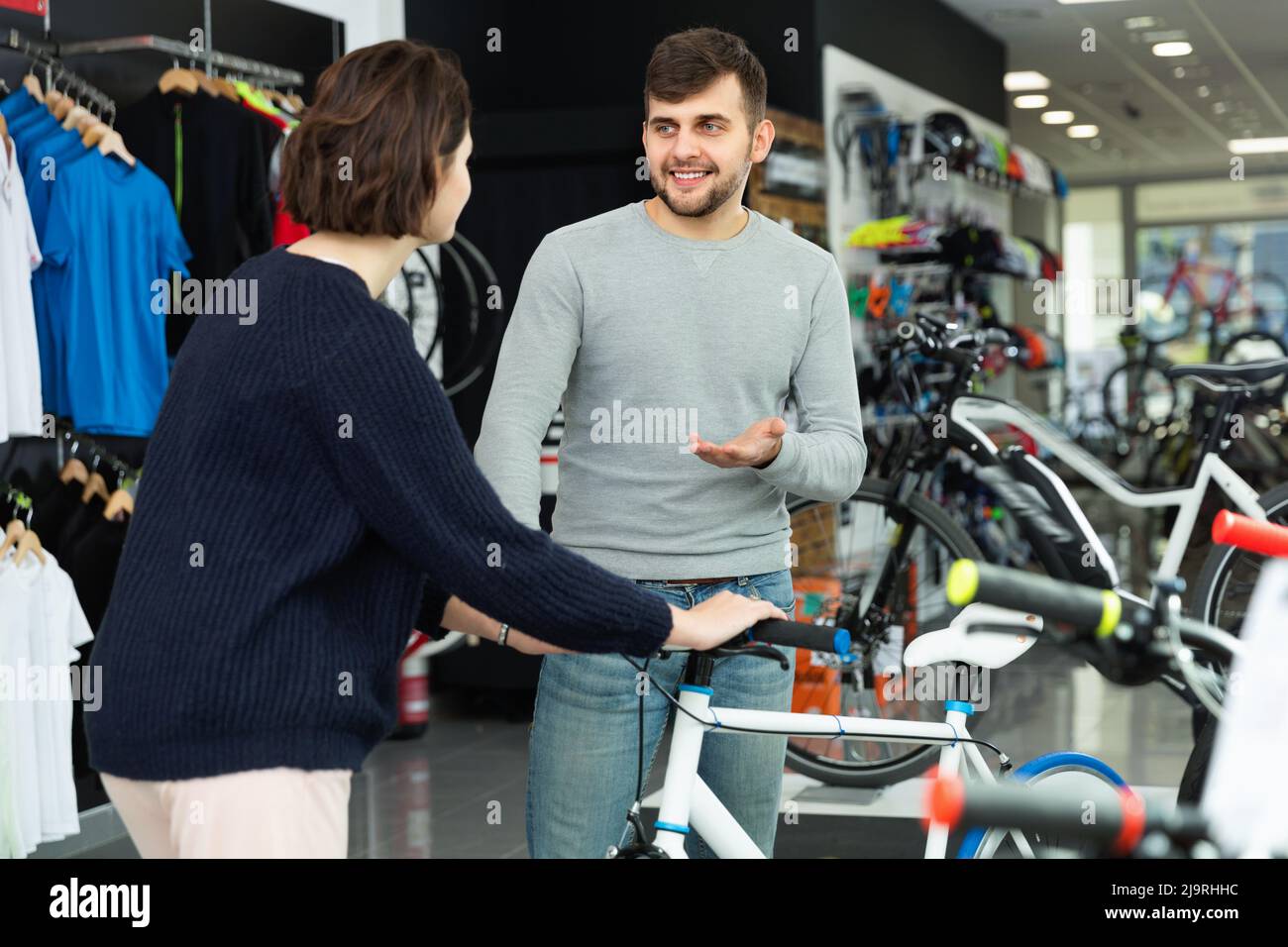 Giovane venditore immagini e fotografie stock ad alta risoluzione - Alamy