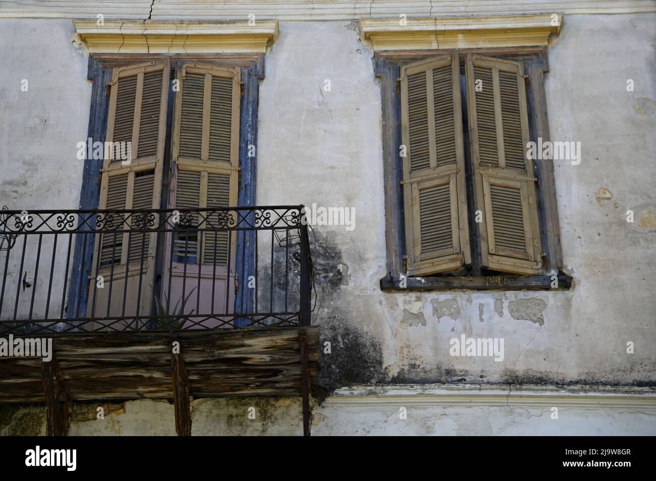 Vecchia facciata neoclassica casa con antiche persiane in legno e un ...