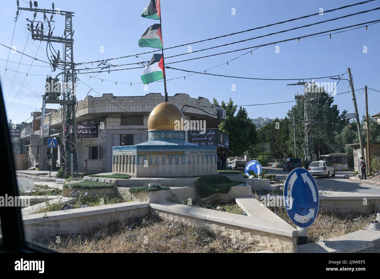 PALESTINA, città Jenin, vita di strada, rotonda con piccola imitazione ...