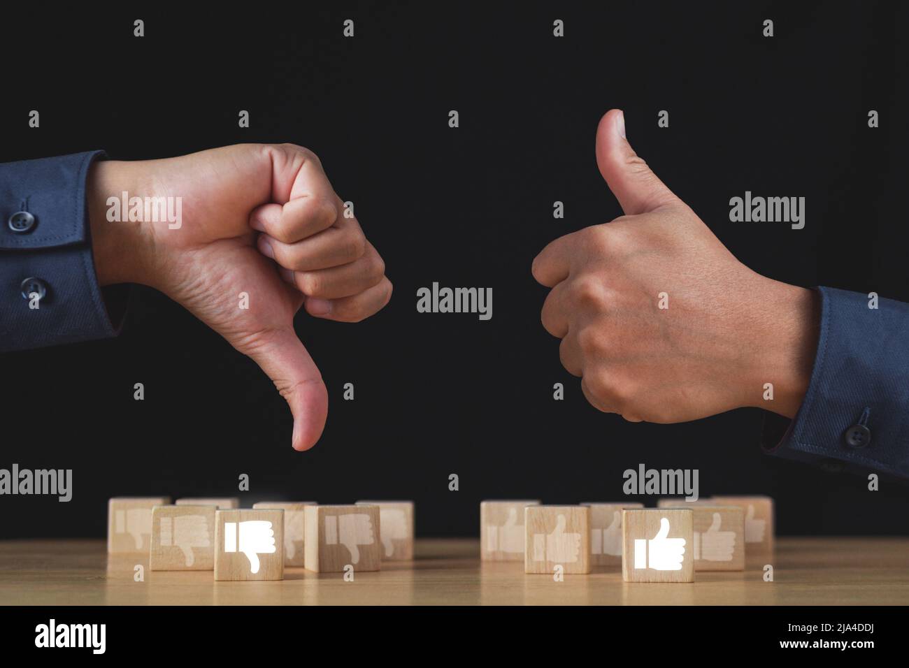 Segno di pollice su e pollice giù per mostrare come e come la ...