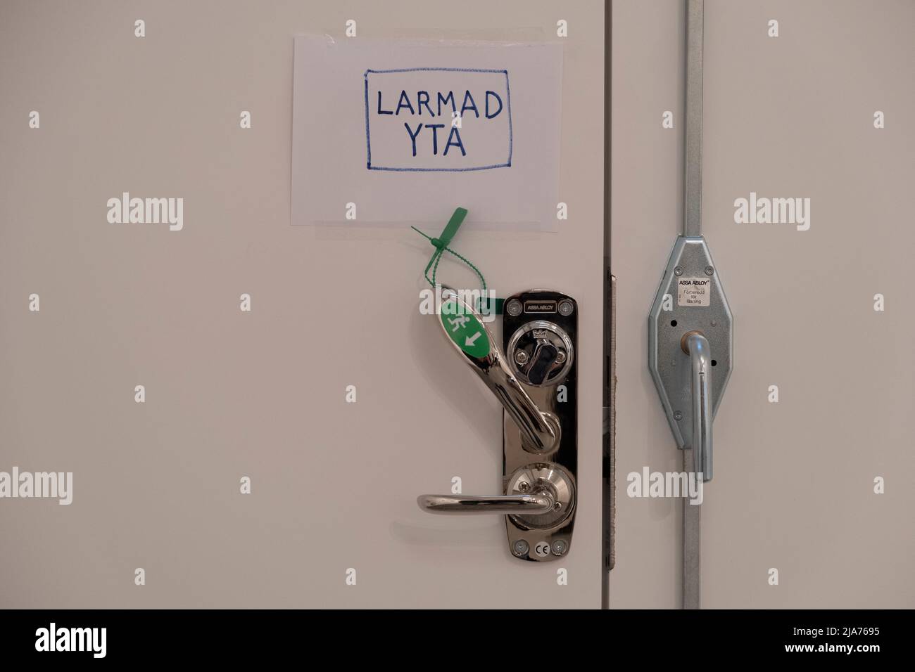 Porta allarmata immagini e fotografie stock ad alta risoluzione - Alamy