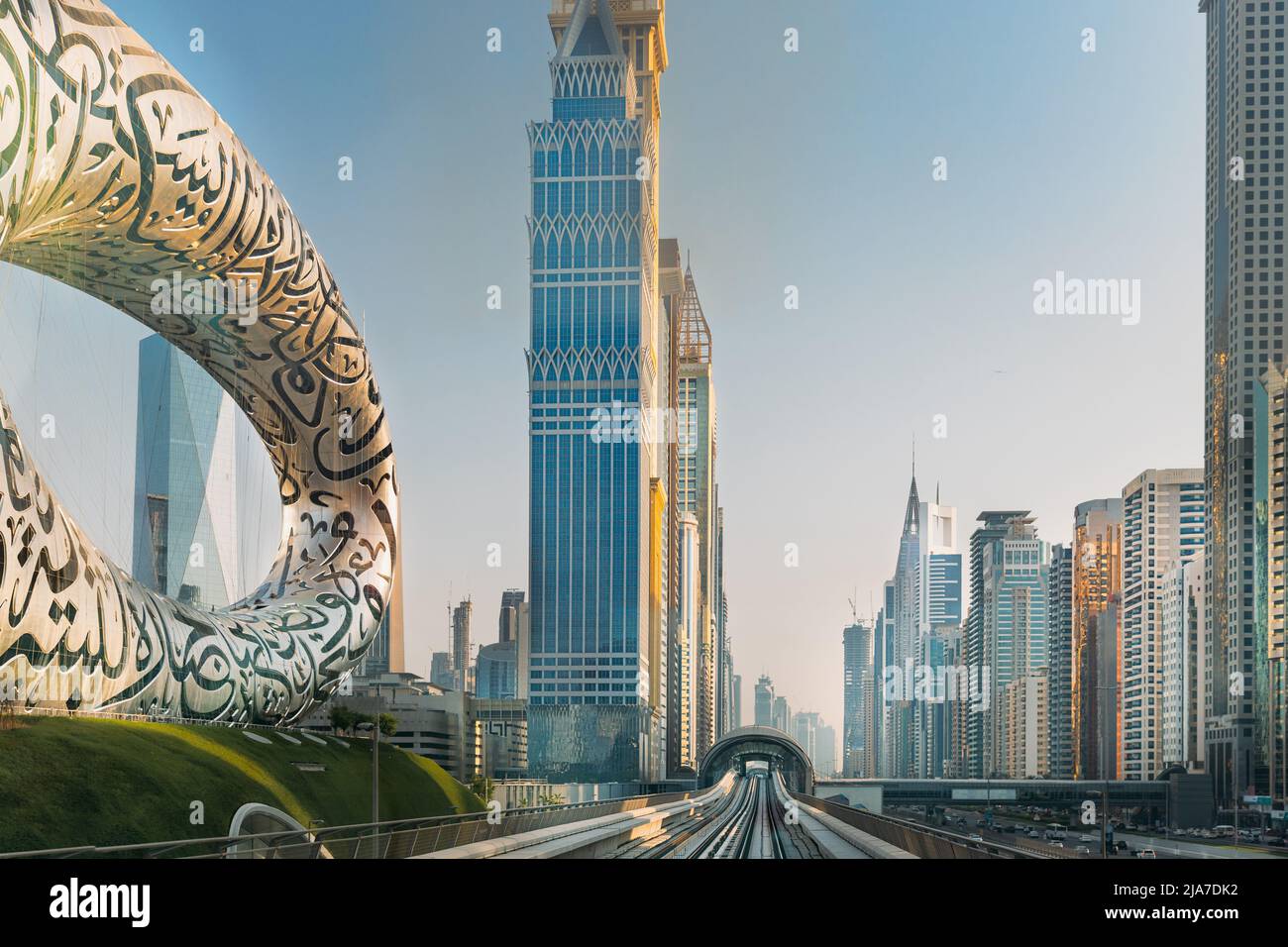 Il treno della metropolitana monorotaia corre tra grattacieli di vetro ...